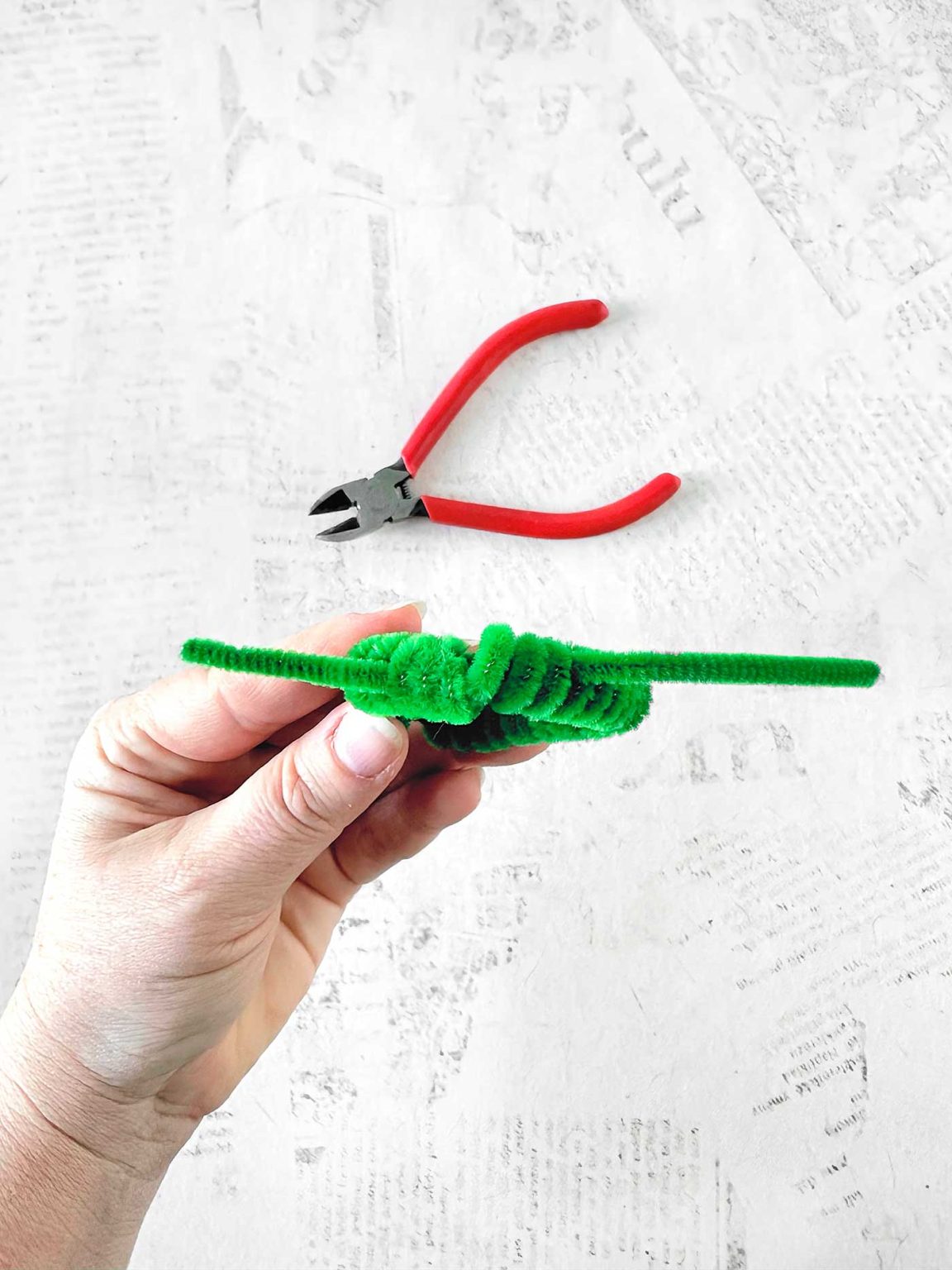 Pipe Cleaner Wreaths - Live Laugh Rowe